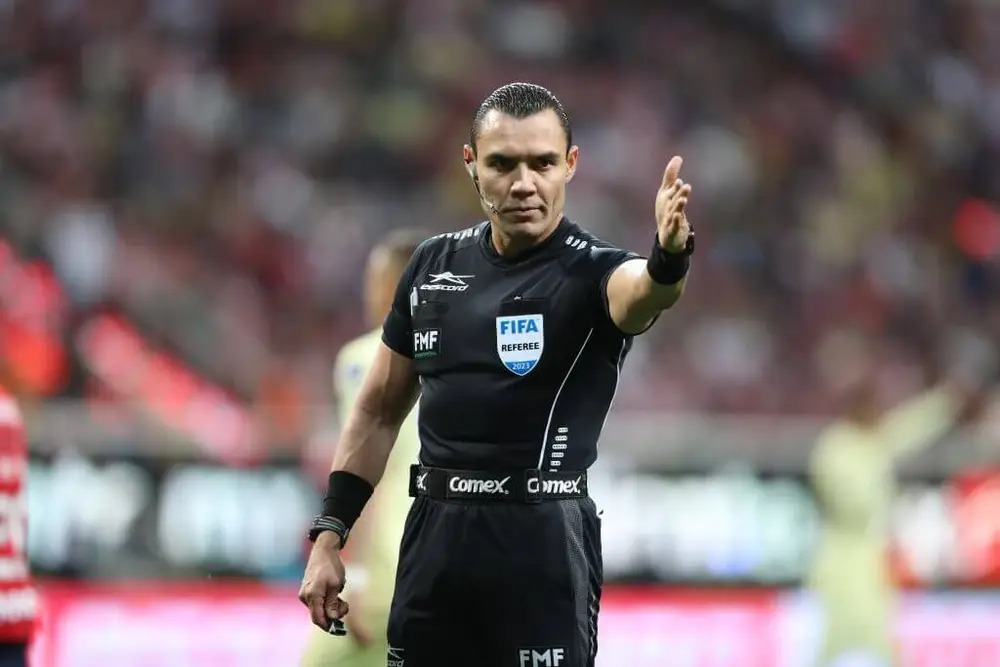 Арбитра матча Интер Майами наказали за то, что он оказался фанатом Лео Месси ⇒ Sports24.KZ