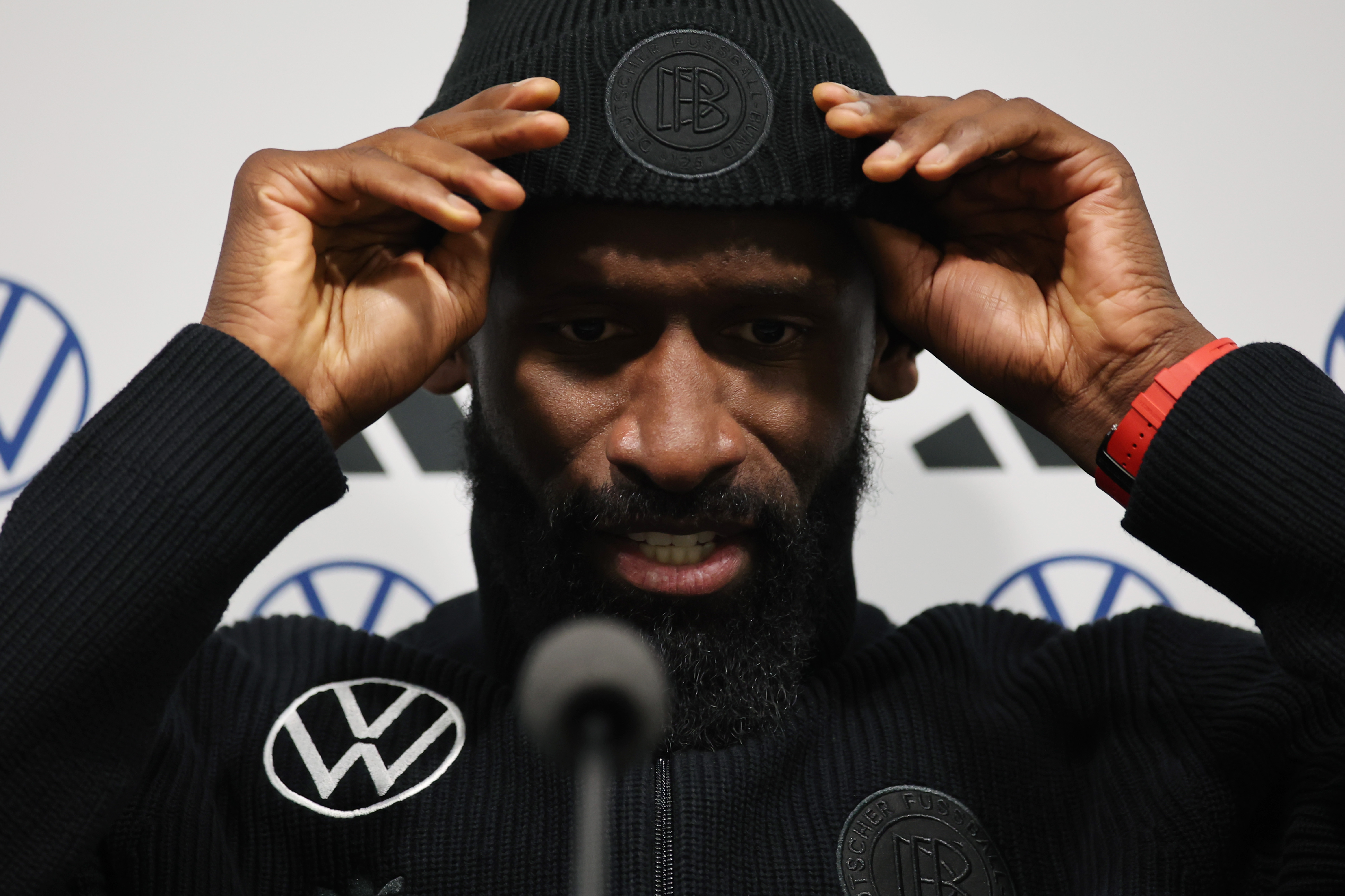 ВИДЕО. Рюдигер попал в неприятный инцидент с фанатом, который хотел с ним сфотографироваться ⇒ ...