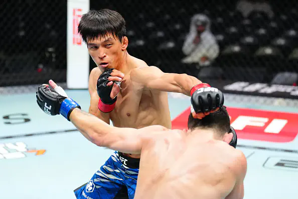 Азат Максум неожиданно проиграл поединок американцу Митчу Рапосо ⇒ Sports24.KZ